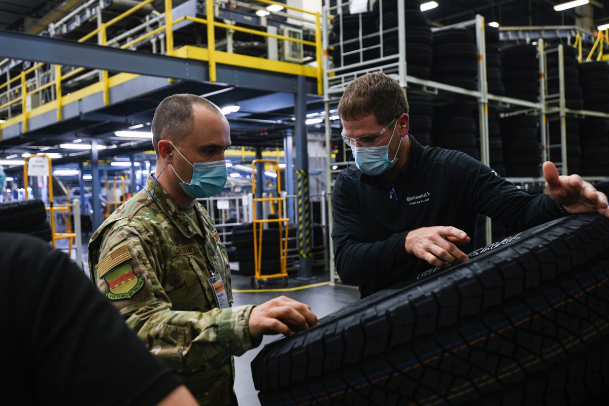 Shaw AFB Wing Commander And Command Chief At Pilgrim’s, Continental ...